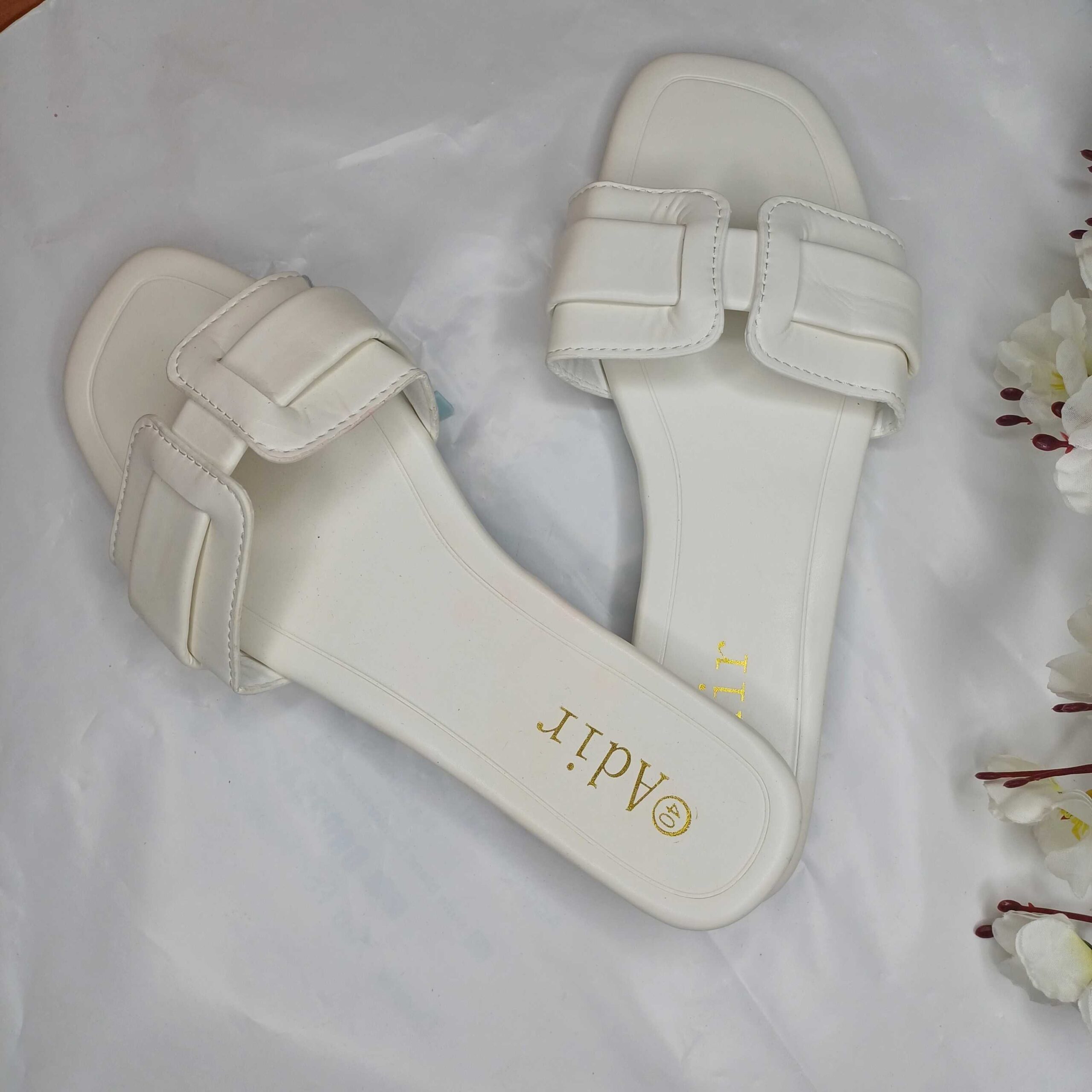 Elegant White Buckle Slippers – suiteblanc